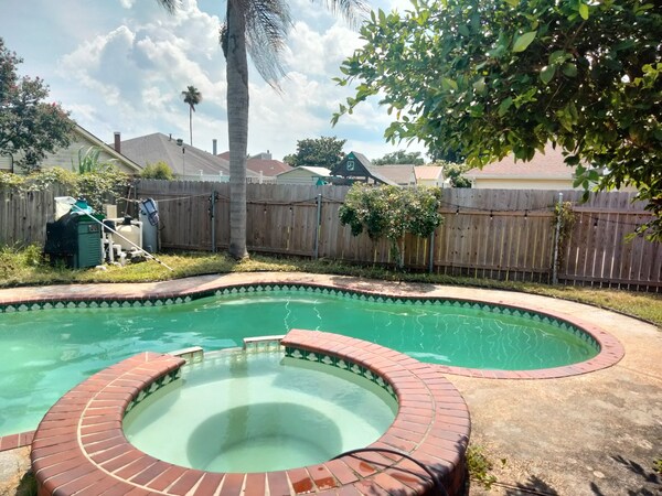 This Stylish Space Has A Hometown Vibe W/ Inexpensive Transport To Downtown Nola - Louisiana