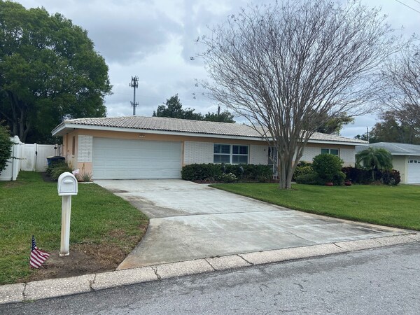 Charming, Comfy 3-bedroom Ranch In Clearwater With Wifi And Ac - Clearwater, FL