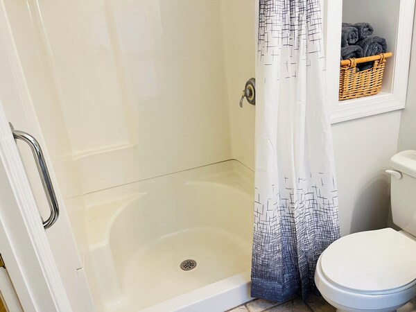 Spacious 2-bedroom, 1 Bathroom Basement Apartment Near Braves Stadium - Acworth, GA
