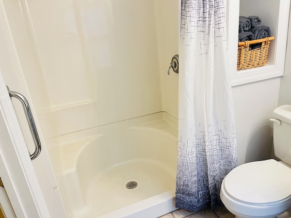 Spacious 2-bedroom, 1 Bathroom Basement Apartment Near Braves Stadium - Acworth, GA