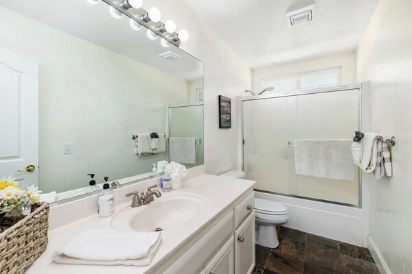 7-bedroom  Family Farm Retreat-gameroom, Pool, Hot Tub, Farmstand. Chickens - San Diego, CA