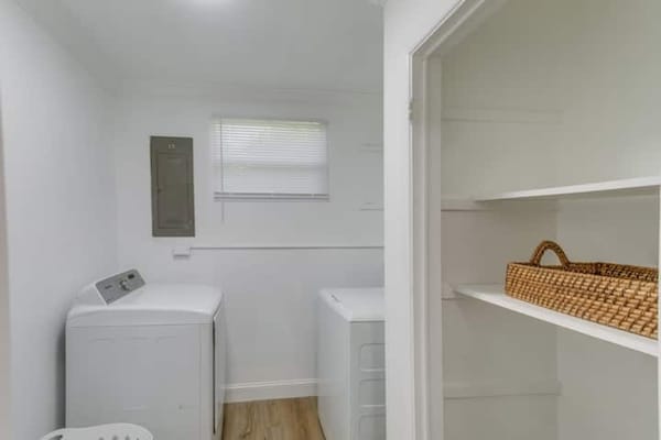 Charming Retreat With A Fully Equipped Kitchen, Deck, And Easy Access To Parks - Valdosta, GA