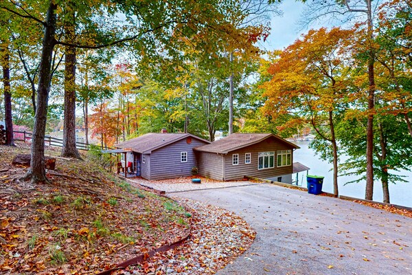 Spacious Pet Friendly Cottage With Balcony, Dock, And Hot Tub - Smith Mountain Lake, VA