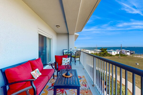 Ocean View Condo With Shared Pool, Fitness Room, & Balcony - Emerald Isle, NC
