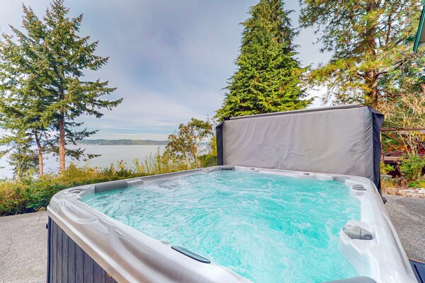 Stunning Home, Breathtaking  Views,  W/ Hot Tub, Wifi, & Two Kids Play Areas! - Tacoma, WA