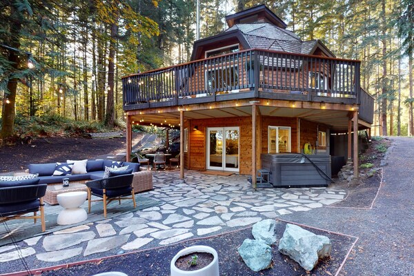 Unique Waterfront Home With Sauna, Hot Tub, And Washer & Dryer - Gig Harbor, WA