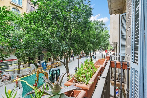 Discover Barcelona From This Cozy Yet Chic 2-bedroom Apartment Nestled In The Vibrant Eixample - Barcelona