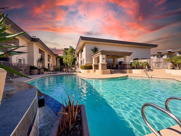 Biltmore Baby! Ground Floor Pool And More! - Phoenix, AZ