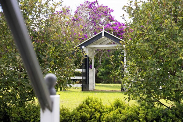 Rambling Roses: Timeless Retreat In Witta For 8 - Maleny