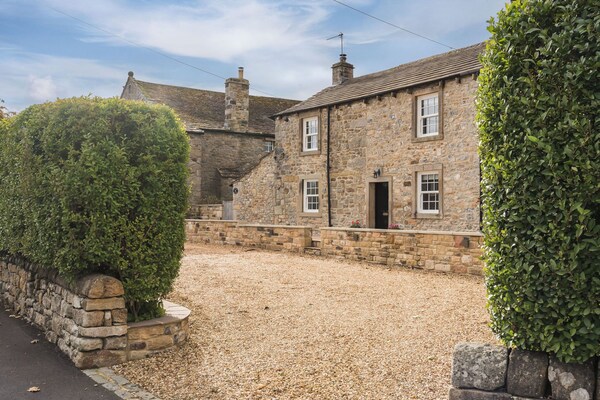 Stunning Yorkshire Cottage Featuring A Hot Tub, Sleeping 6 Guests - England