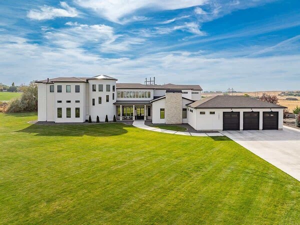 14,000 Sqft Estate W/ Gym Theater Suana Sleeps 40+ - Caldwell, ID