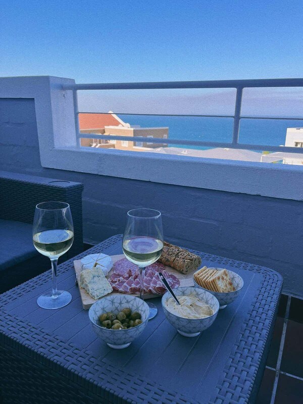 Couples Cove: Luxe Getaway W/ Jetted Bath & Views - Western Cape