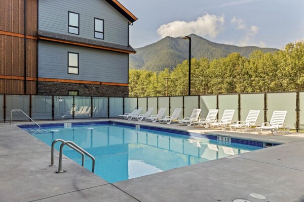 Mtn Views | Outdoor Pool & Hot Tub | Corner Condo - Canmore
