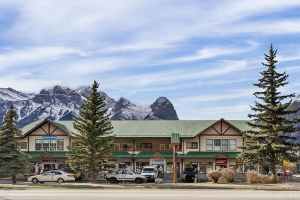 Mountain Views | Central 1-bed | Steps To Downtown - Canmore