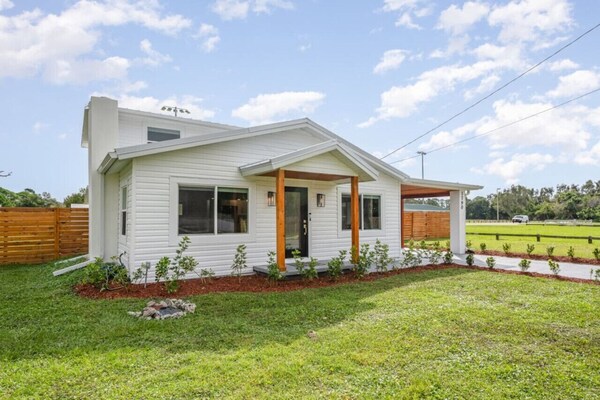 Heated Pool, Sleeps 12, Near Beach, Parkside Oasis - Cocoa, FL