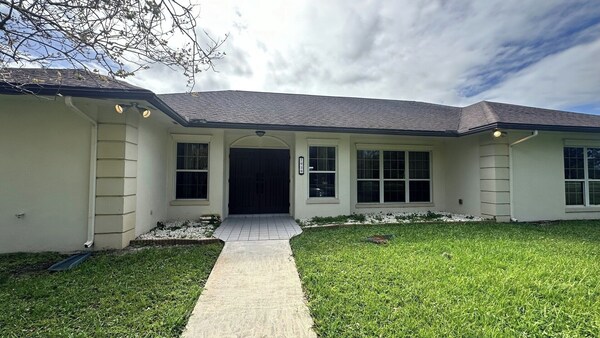 Beautiful And Fully Furnished House In Ft. Pierce Fl - Fort Pierce, FL