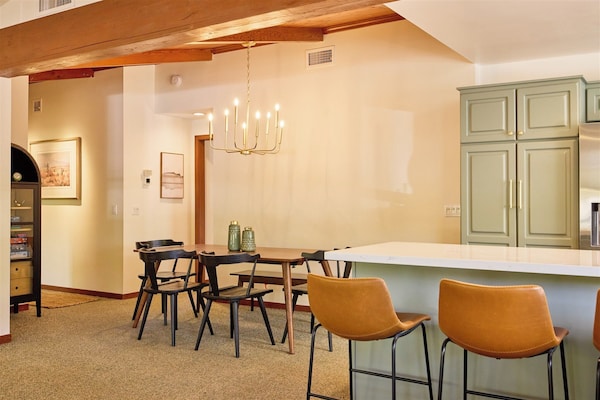 Midcentury Oasis W/ Lush Yard, Firepit, Bbq & 2 Fireplaces In Heart Of Sedona! - Sedona, AZ