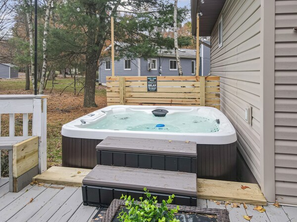 Rustic Modern Retreat In Poconos\n4 Br 2 Bth, Hot Tub, Fireplace, Oversize Deck - Jim Thorpe, PA