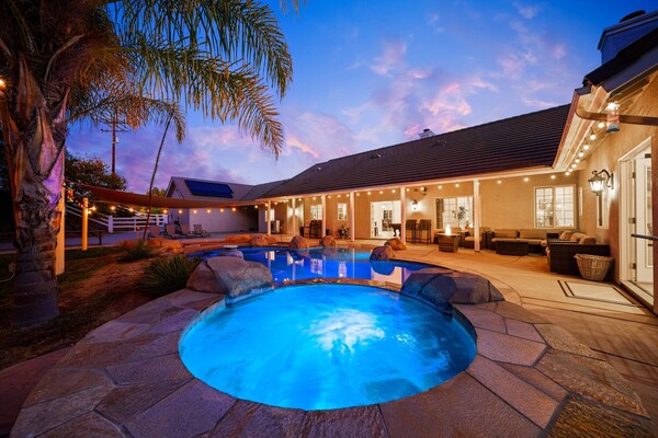 15% Off Aug -Pool,spa,w/8 Beds & Amazing Reviews! - 무리에타
