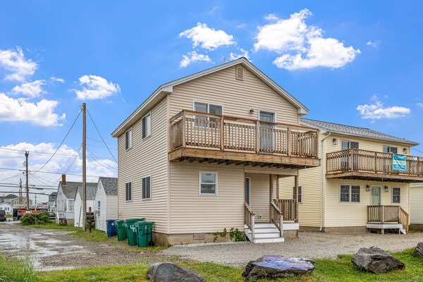 Charming, Updated 2-bedroom Home, 5 Min Walk To Beach, Pets Ok, Onsite Parking! - Kittery, ME