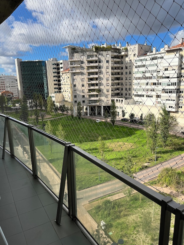 Lisbon - Central, Modern, With Balcony, Two Suites, Garage And Security - Lisbonne