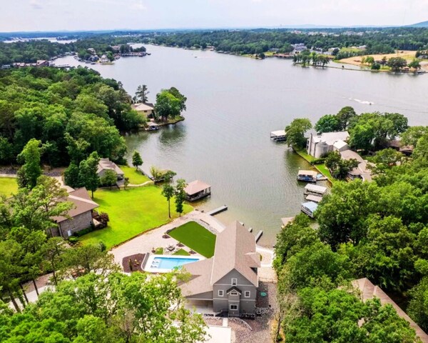 Luxe 8br Lakefront Home, Private Pool, Hot Tub, Gameroom, Putting Green, Firepit - Hot Springs, AR