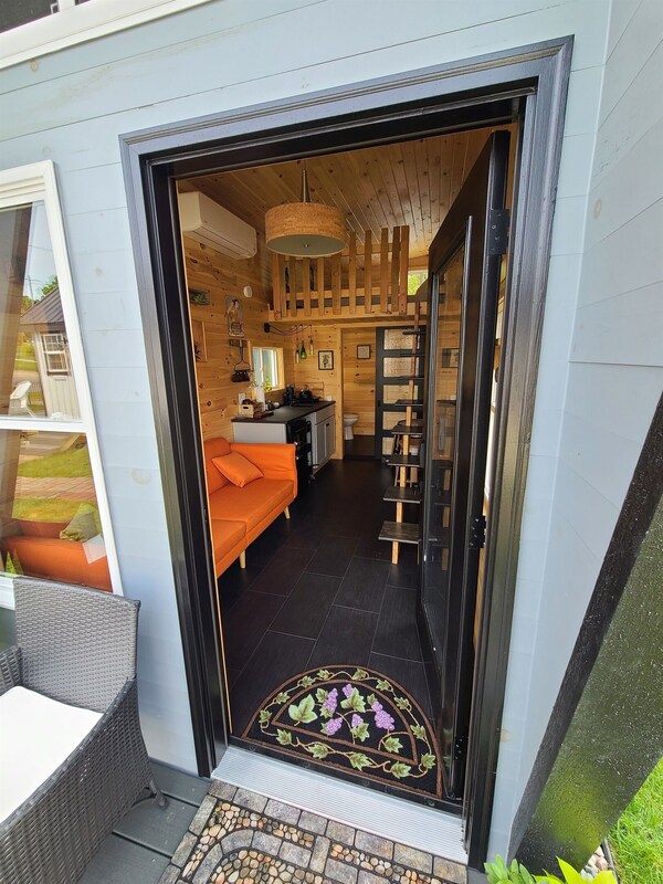 Vineyard House - Tiny Digs Lakeshore - Muskegon, MI