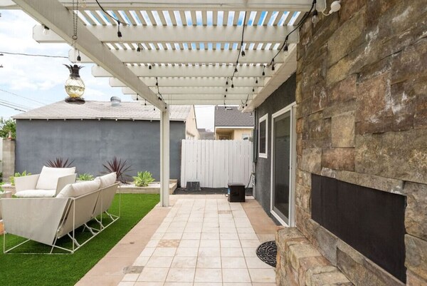 Stunning Retro Beach Oasis, Dual Living, Pool - Long Beach, CA