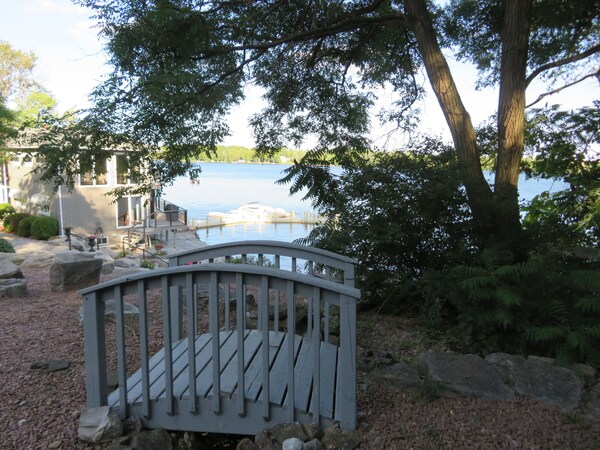 Lakefront Getaway Just Steps To The Water, With Games, Docks, Kayaks, And More! - Bobcaygeon