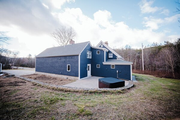 13 Beds, 17 Guests -Hot Tub- 15 Mins To Sunday River! - Bethel, ME