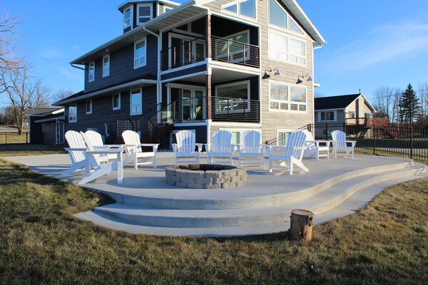 Luxury Bayfront Home With Kayaks & Lambeau Views - Green Bay, WI