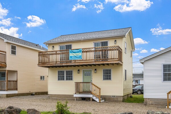 Attractive, Updated 2-bedroom Home, 5 Min Walk To Beach, Pets Ok, Onsite Parking - Hampton Beach, NH