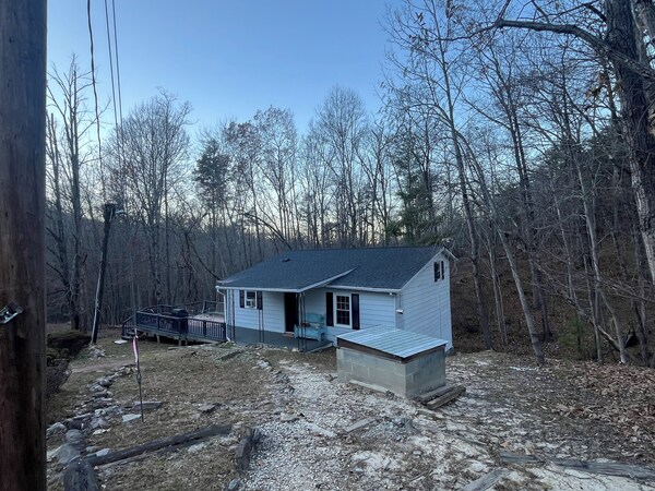 Charming & Rustic 4-bedroom House Minutes From Hanging Rock State Park - Hanging Rock State Park, Danbury