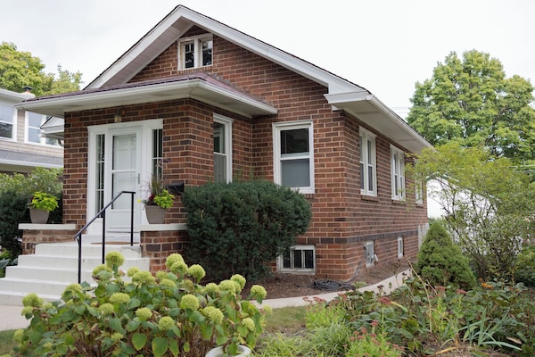 Charming 2-bedroom House With Wifi, Ac In Brilliant Geneva - Bartlett, IL