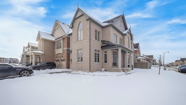 Blissful & Spacious 4-bedroom Retreat:perfect For Family Getaways & Group Stays! - Brampton