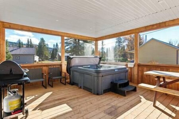 Hôtel à La Maison - Chalet Du Boisé Avec Spa - Clermont, QC, Canada