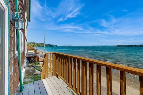Waterfront Studio Cottage With Stunning Views - Clinton, WA