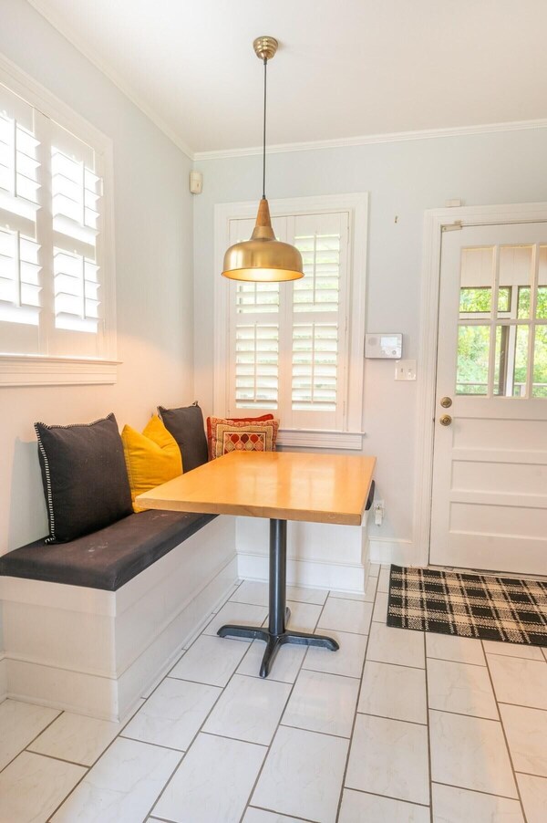 Holmes Manor: 4br + Pool Table + Screen Porch! - Charleston, SC