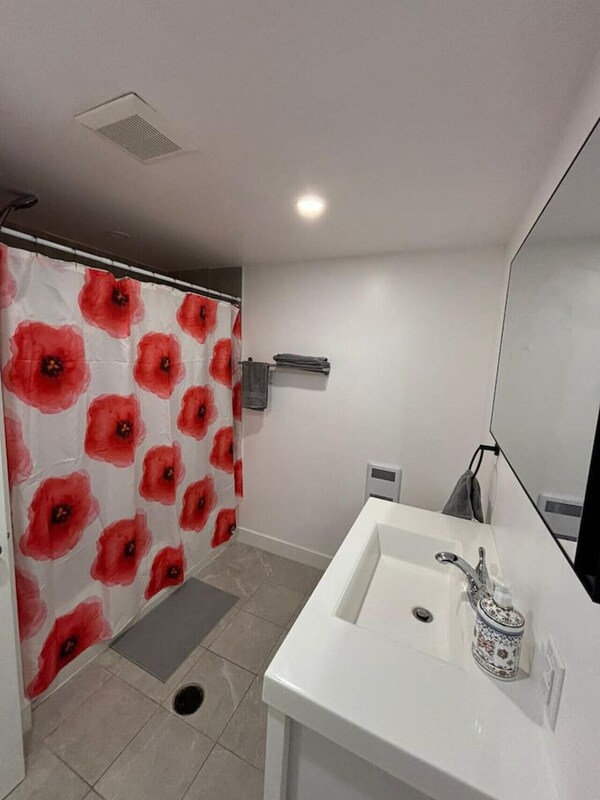 Côte-des-neiges Cozy 1-bedroom Ground-floor Apartment | Quiet & Convenient Stay - Dorval