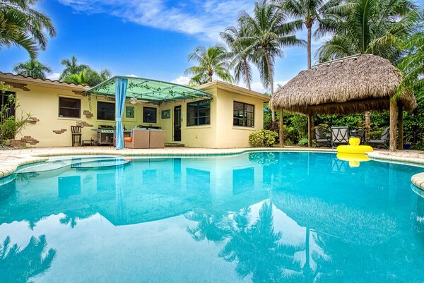 Chic Getaway W/heated Pool & Short Walk To Beach - Sunny Isles Beach, FL