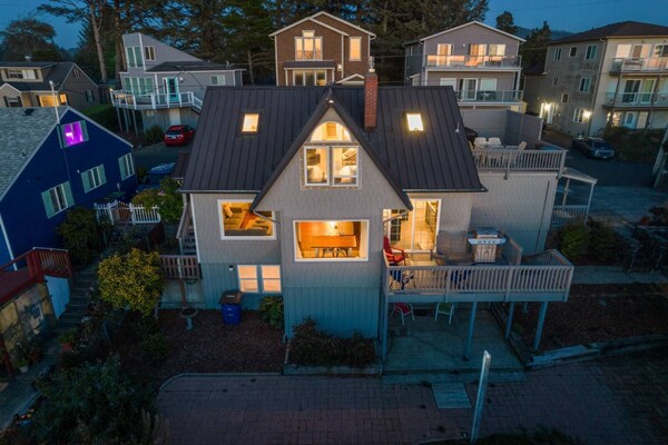 Delightful 6-bedroom House Close To Beach And Casino With Wifi In Lincoln City - Lincoln City, OR
