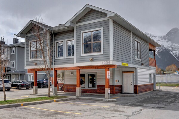 The Mountain View | Amazing Views, Private Hot Tub, Centrally Located - Alberta