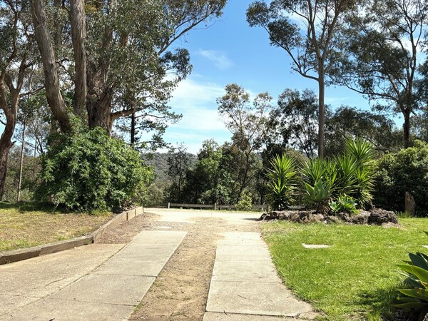 Spacious 4 Bedroom Hilltop Home With Treetop Views Near Yarra Valley - Panton Hill