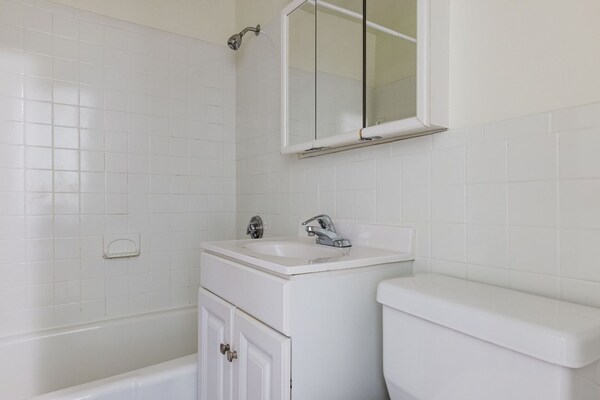 Stylish Longwood Studio, Parking, Elevator, W/d, By Blueground - Boston, MA