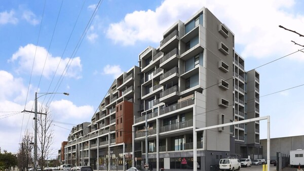 Chic Coburg Haven Modern 1 Bed Apartment - Brunswick