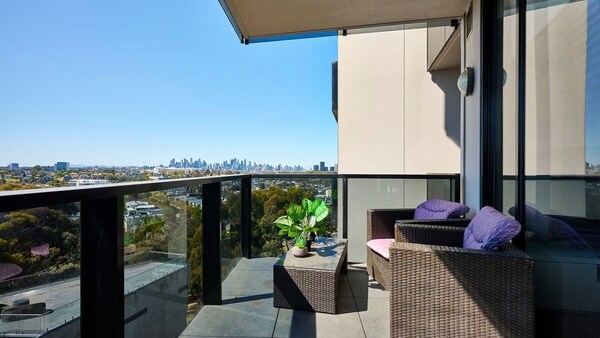 Maribyrnong Marvel Charm With Cityscape Bliss - St Albans, Australia