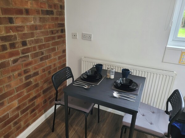 Charming Luton Apartment Retreat - Luton