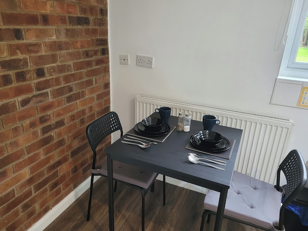 Charming Luton Apartment Retreat - Luton