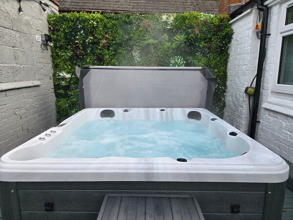 Derby City Centre Apartment With Roof Top Hot Tub - 德比