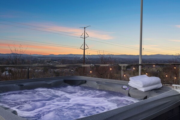 Luxury Views / 10' To Downtown Asheville!  / Hot Tub - Game Room - Asheville, NC